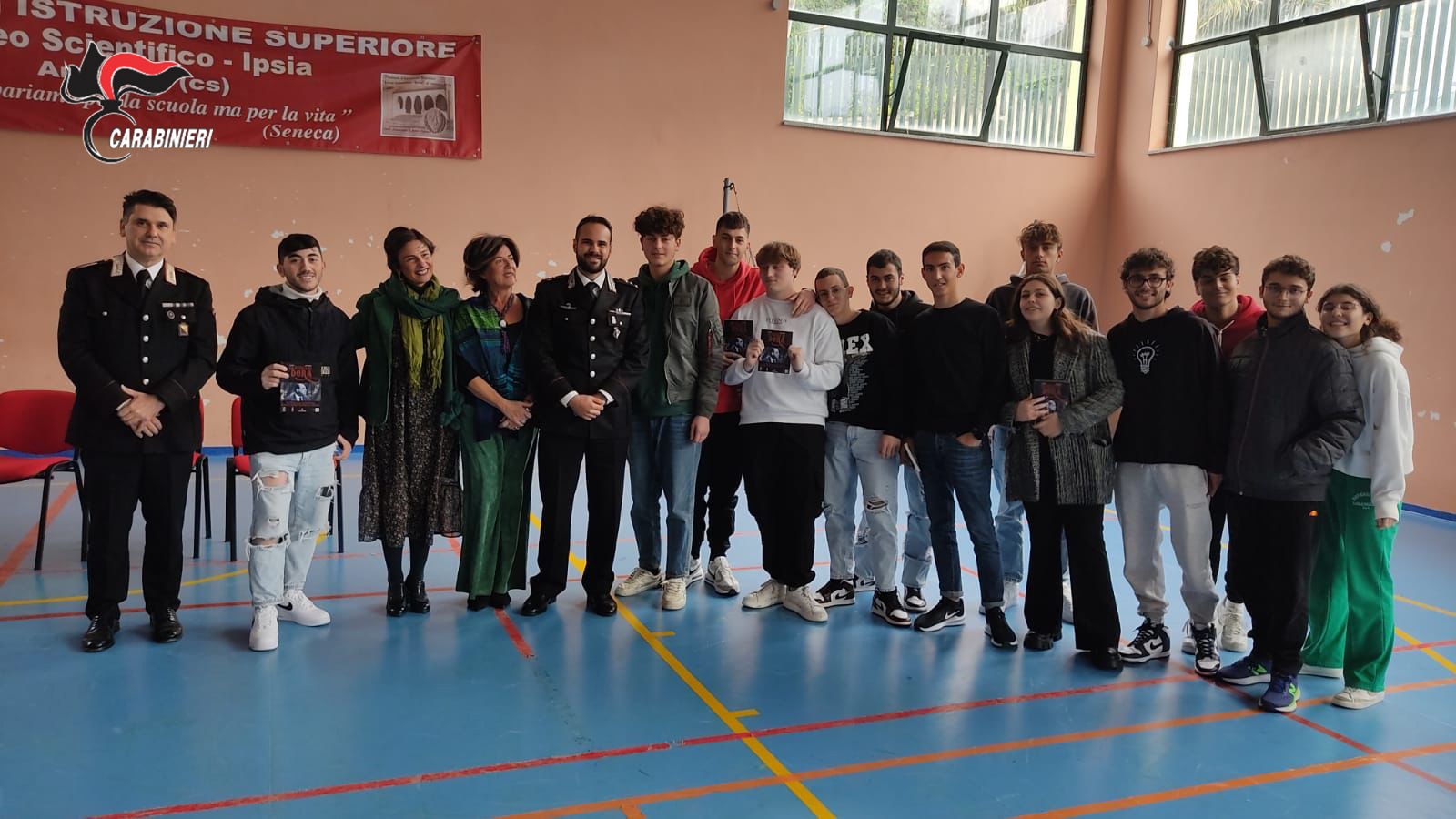 I carabinieri consegnano il libro “Le stelle di Dora” alle quinte classi delle Superiori di Amantea