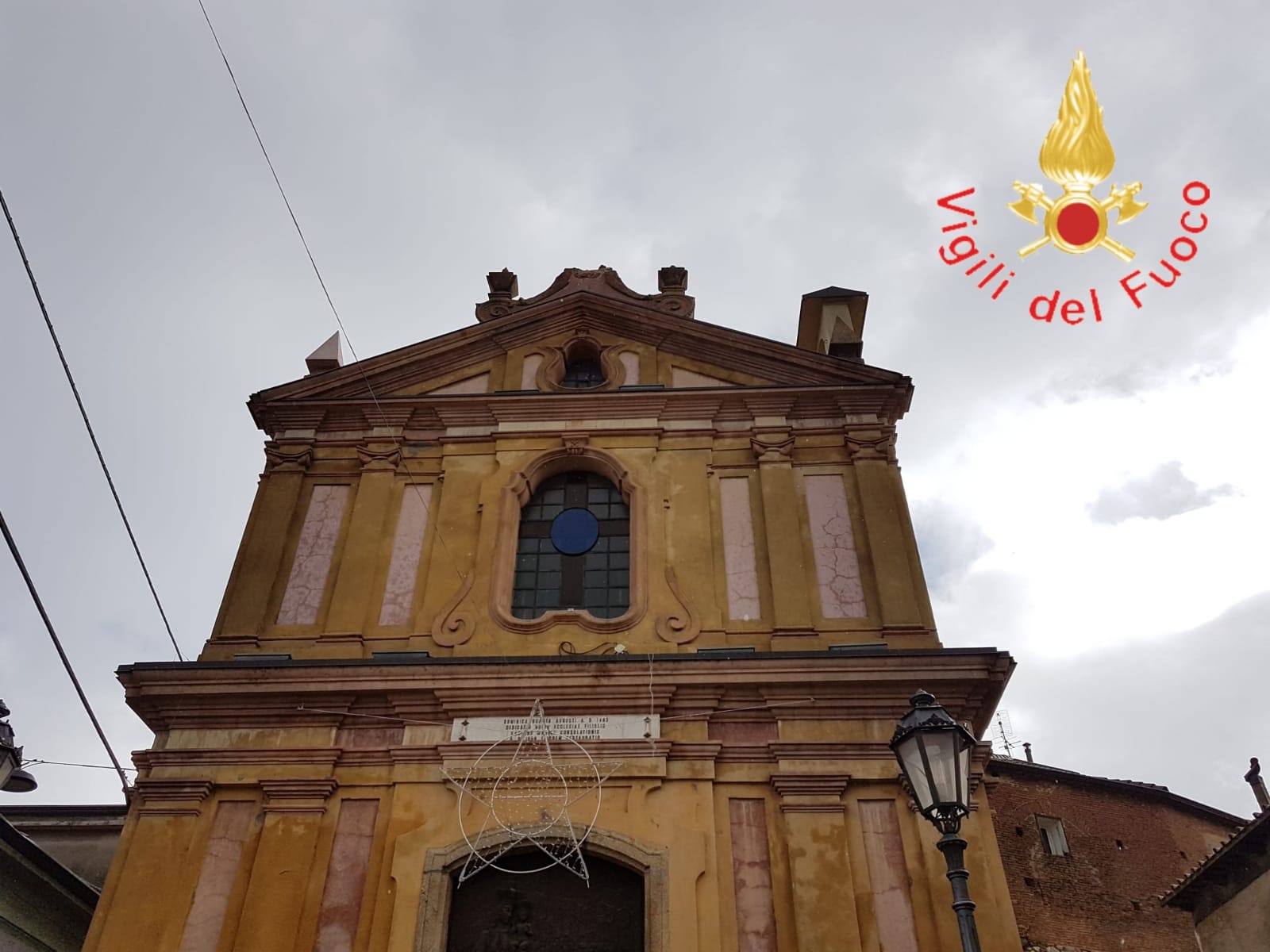 Fulmine colpisce una chiesa nel Vibonese, distrutta la croce - FOTO