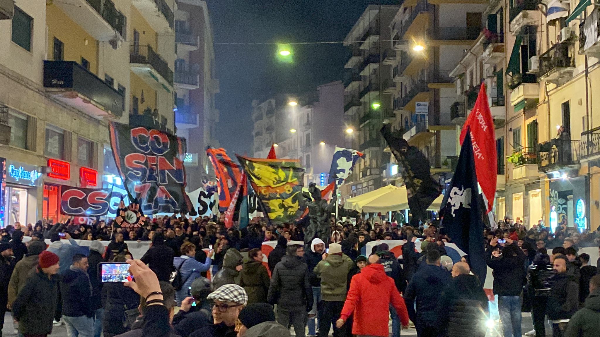 Cosenza, Guarascio unisce le due curve (che gli chiedono di andarsene)