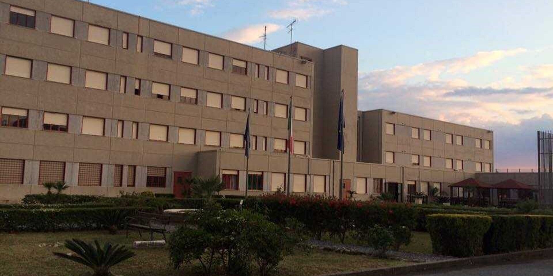 Detenuto appicca fuoco in una cella del carcere di Paola