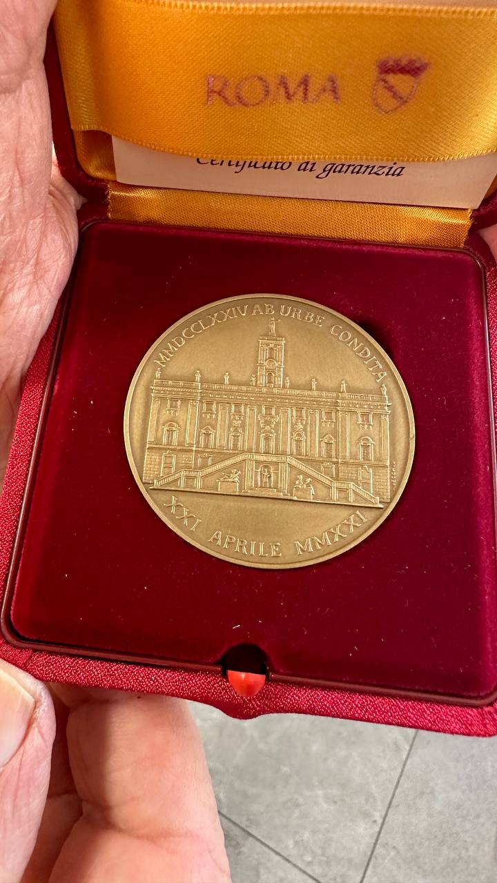 Roma festeggia i 60 anni di carriera di Gerardo Sacco con una medaglia ...