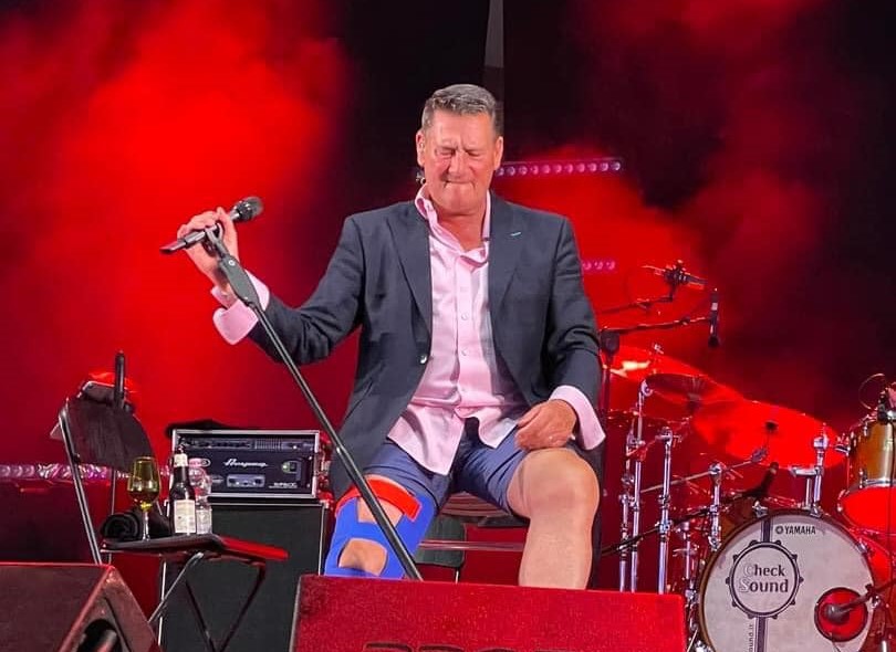 Infortunio per Tony Hadley prima del concerto a Palmi, si teme la ...