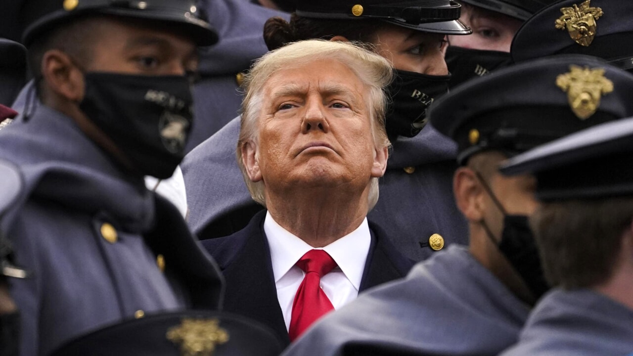 Trump su X con foto segnaletica e la scritta «mai arrendersi»