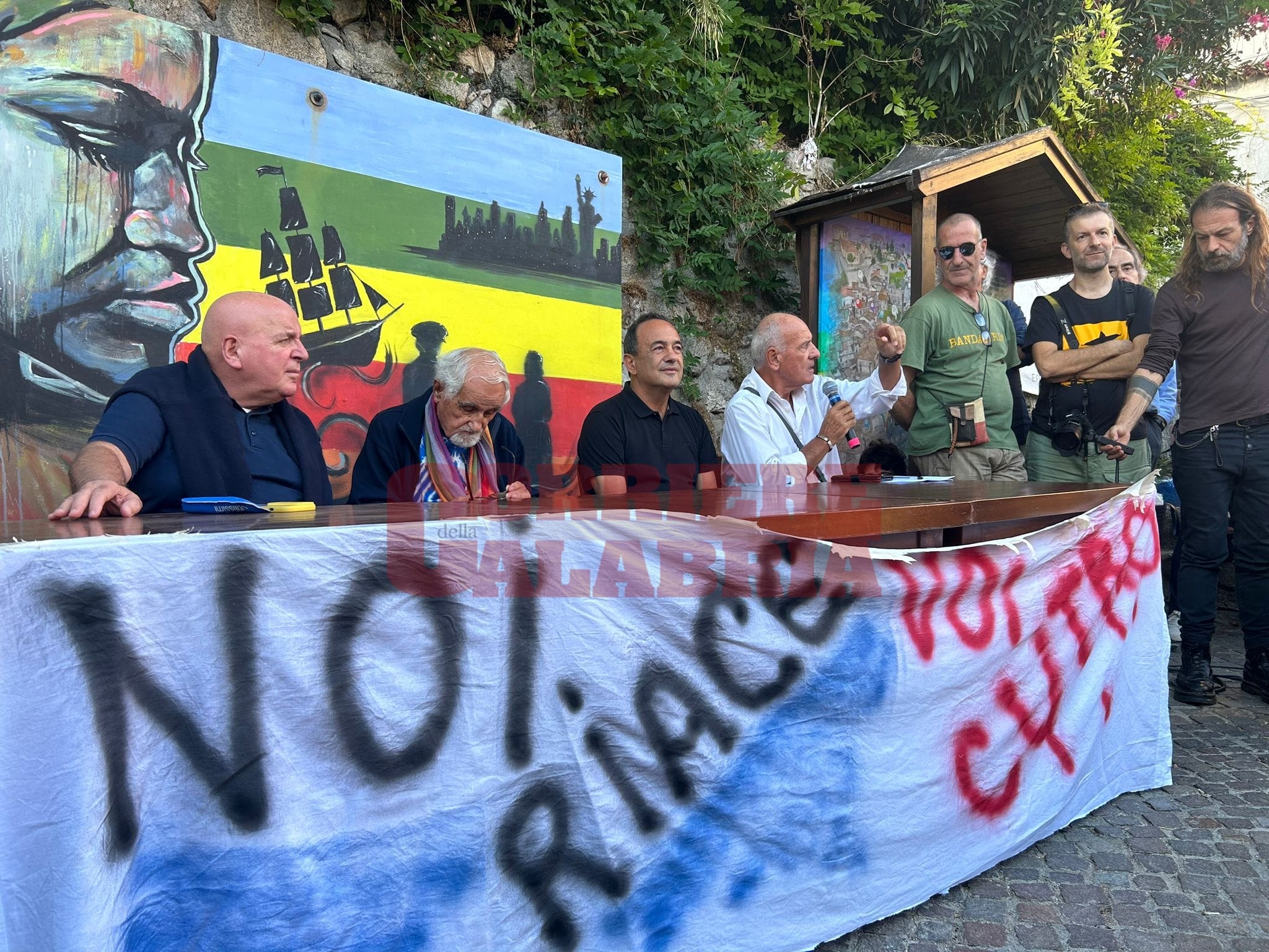 Il «popolo» di Mimmo Lucano a Riace. «Finalmente giustizia» - VIDEO