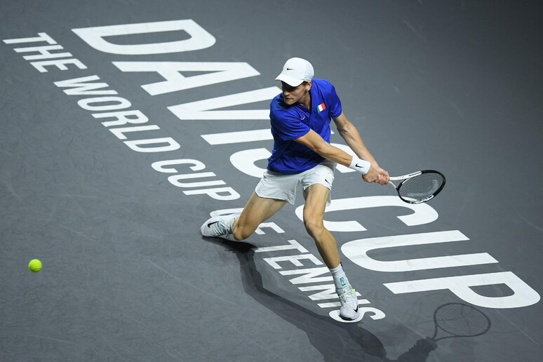 Sinner nella storia, batte Djokovic ed è in finale agli Australian Open