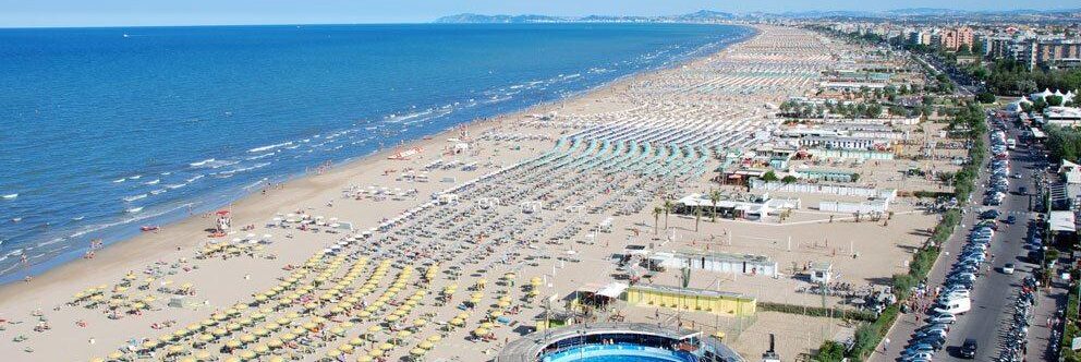 «Il mare di Rimini è sporco», e il sindaco querela una pagina facebook