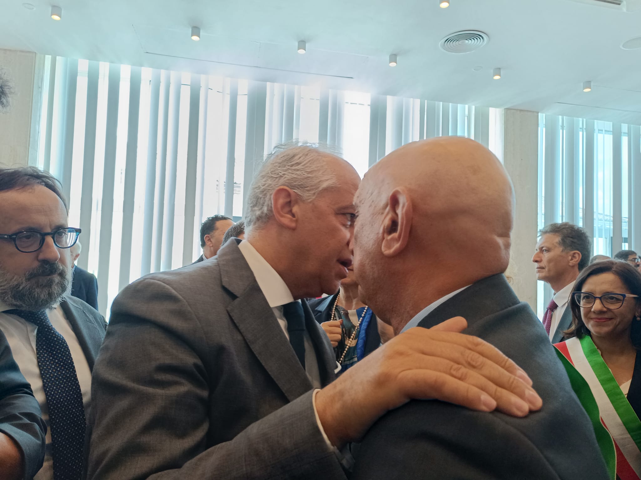 La carezza di Piantedosi al sindaco di Cutro Ceraso. «Per lui un saluto ...