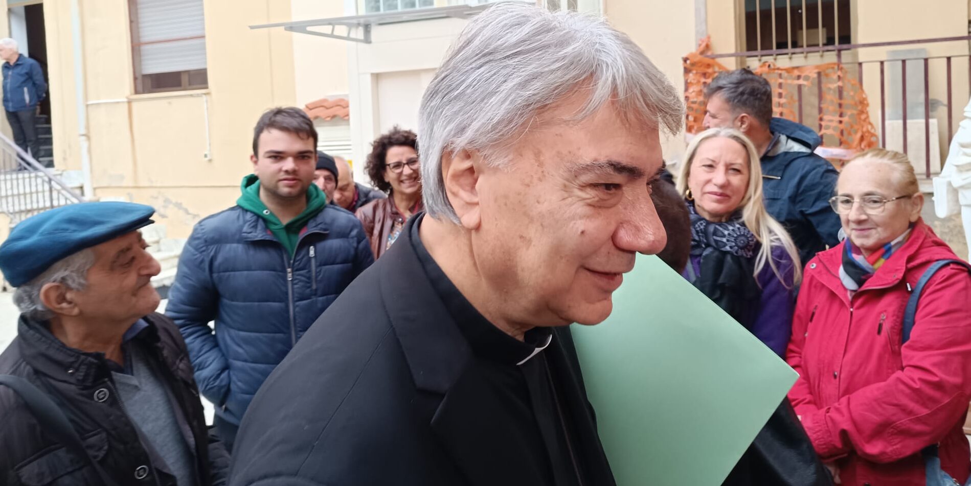 L'abbraccio tra don Mimmo Battaglia e la Calabria: «Qui trovo la ...