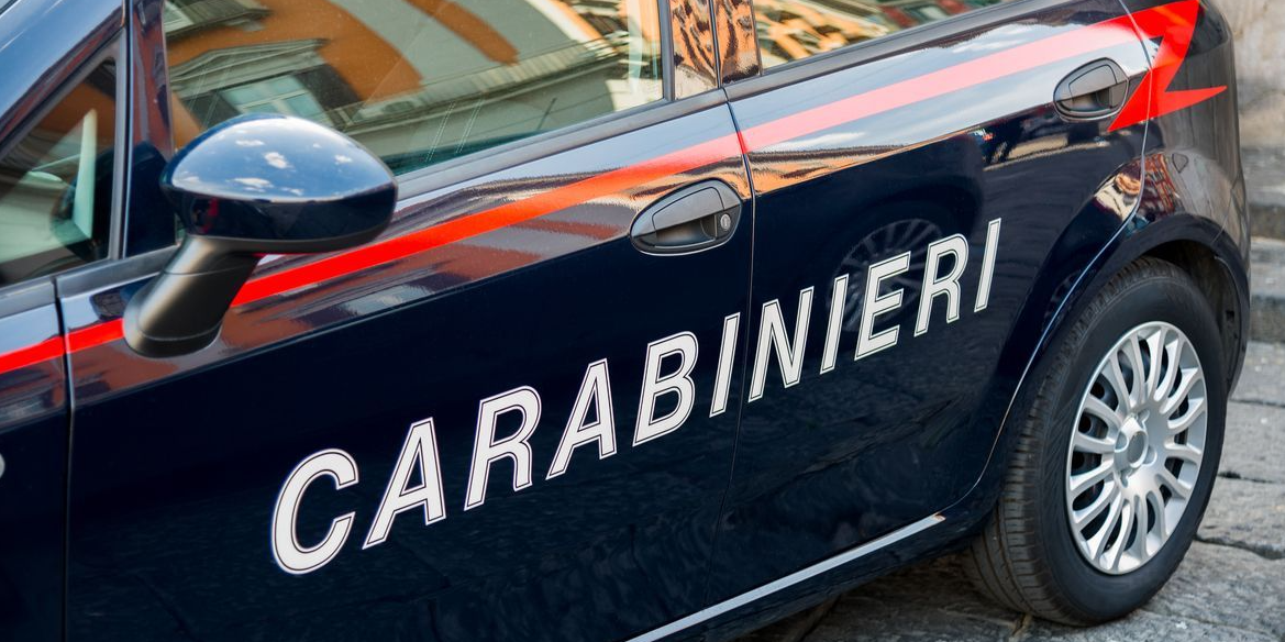 Picchiava i genitori per soldi, arrestato con katane e shuriken in casa ...