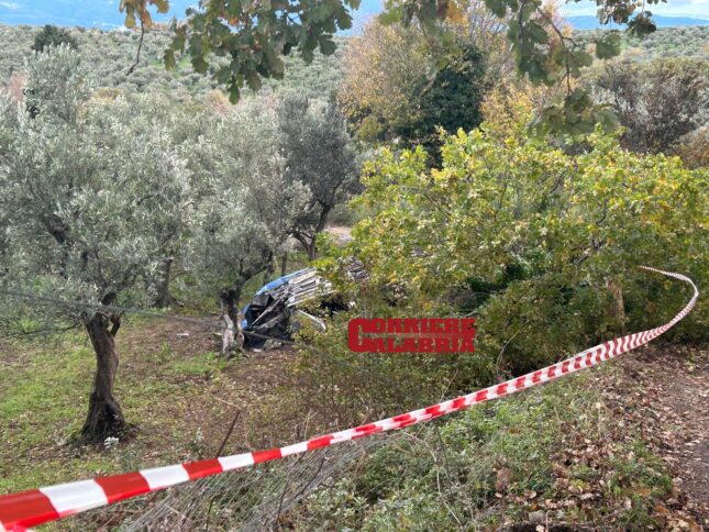 San Pietro a Maida, l'auto prende fuoco dopo un incidente: morte due ...