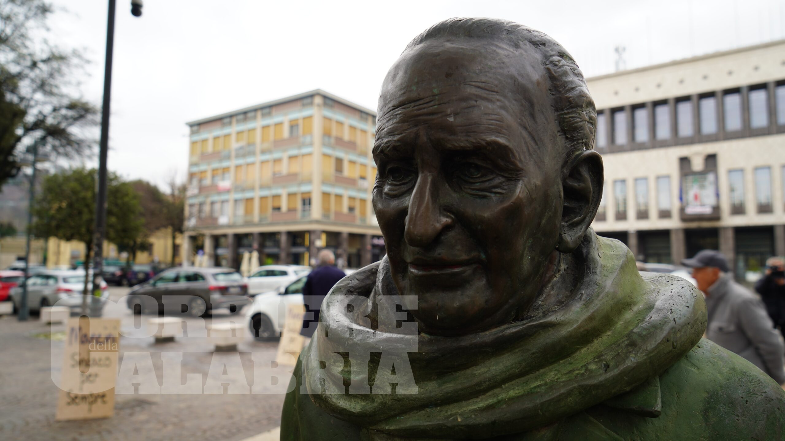 Il Comune di Cosenza insiste sullo "sfratto" della statua di Mancini ...