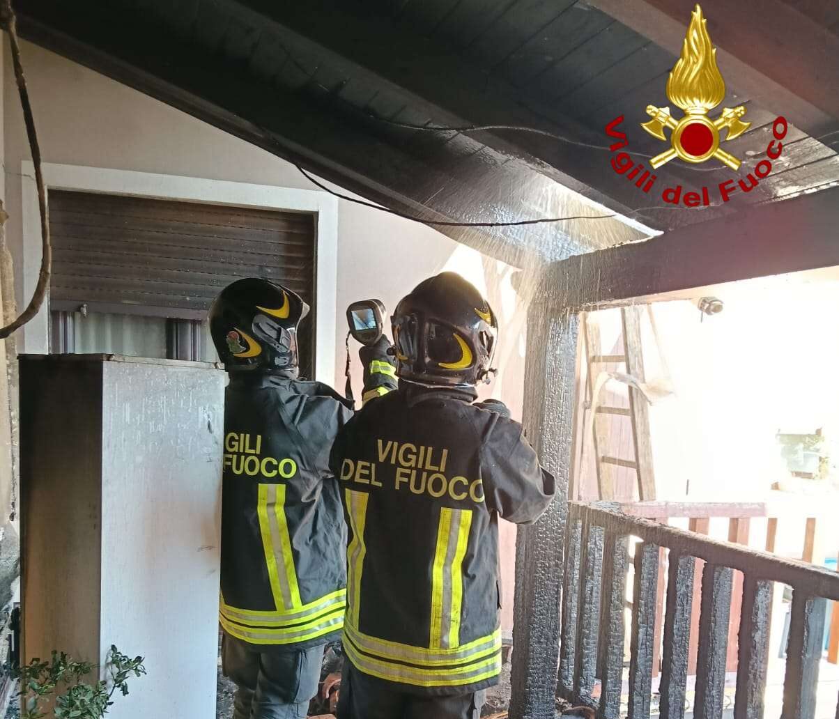 In fiamme la veranda in legno in un palazzo, vigili del fuoco in azione a Mileto - FOTO ...