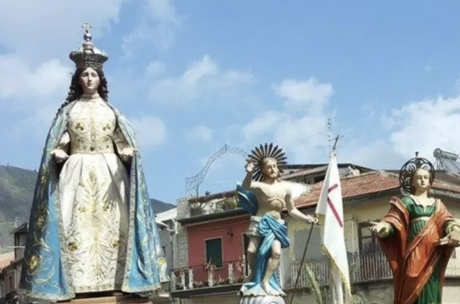 Portantini con parenti pregiudicati a Stefanaconi, il vescovo rassicura ...