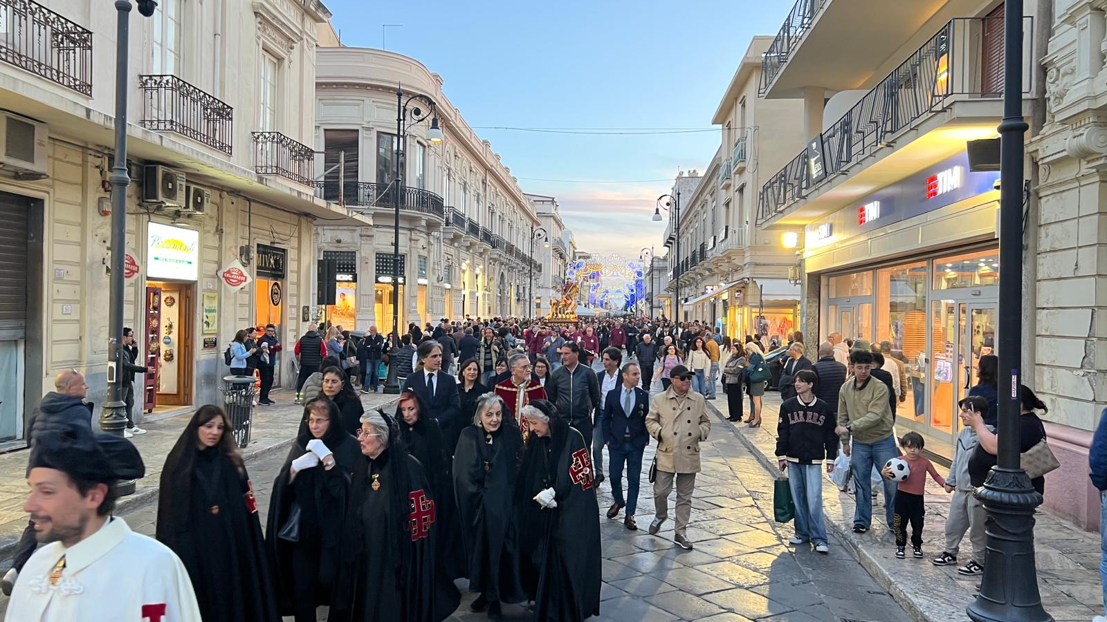 A Reggio Calabria migliaia di fedeli per la processione di San Giorgio ...