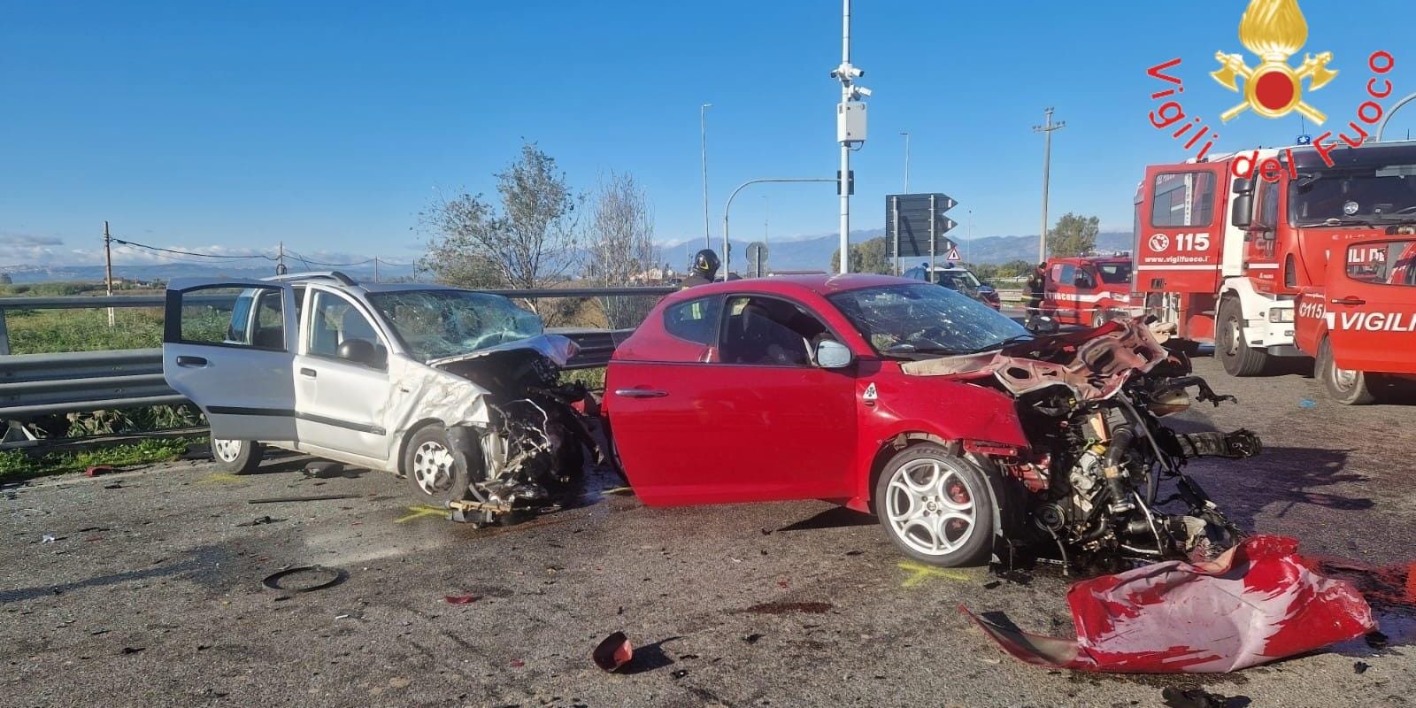 Alba di sangue sulla Ss 106: muoiono due giovani, sei i feriti