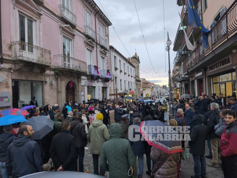Sanità vibonese in crisi, la protesta dei cittadini: in centinaia di ...