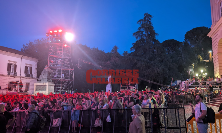 Cosenza, è festa grande. Al via Radio 2 Live "Il cielo è sempre più blu ...