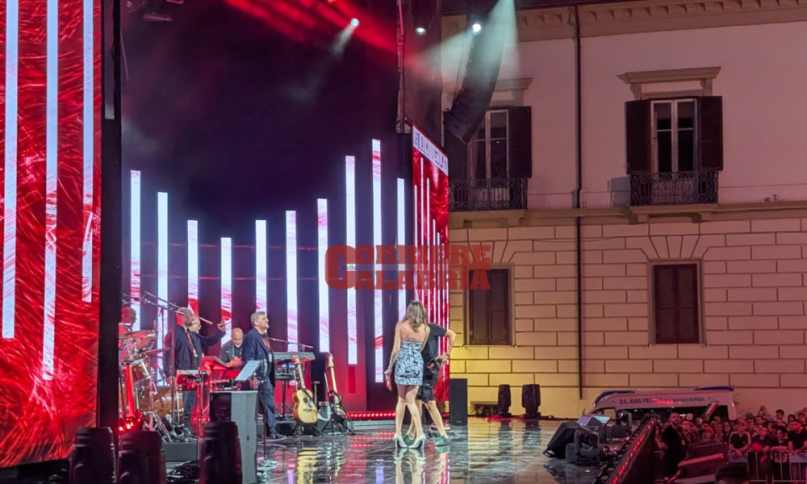 Cosenza, è festa grande. Al via Radio 2 Live "Il cielo è sempre più blu ...